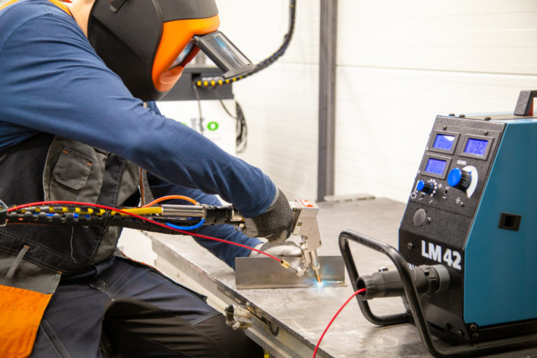 Palveluvalikoimamme laajenee: manuaalikäyttöinen 2 kW hitsauslaser - HT ...